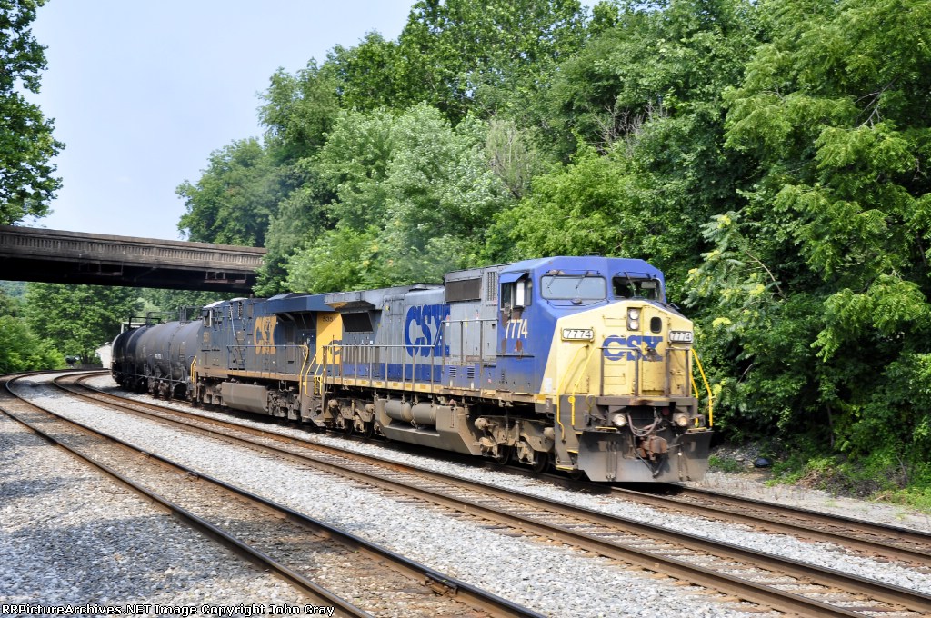 CSXT 7774(CW40-8) and CSXT 5351(ES44DC) power Q370-10 off the Old Main Line